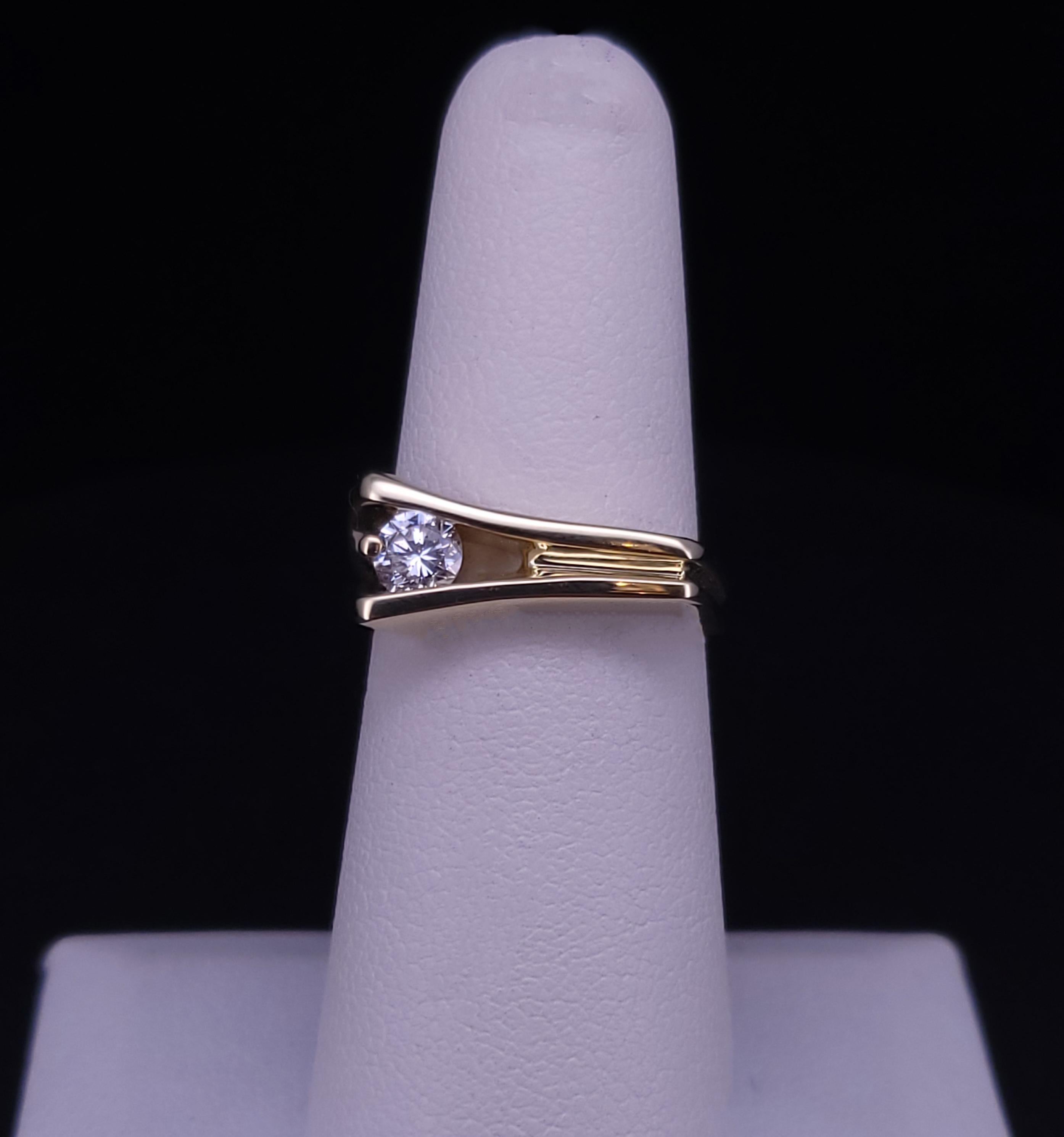 18K Yellow Gold Ring with 2 a round Diamond's – Crown Jewelers